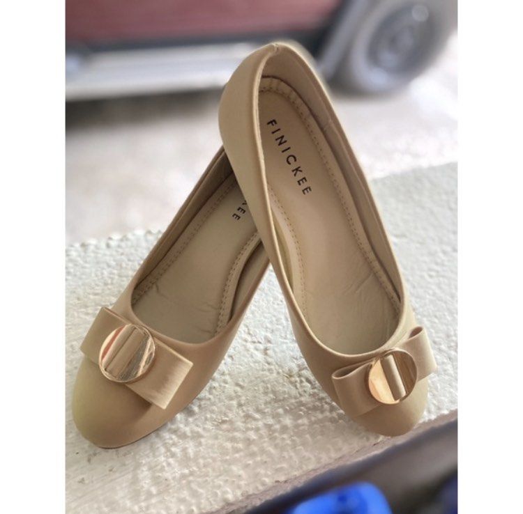 FINICKEE medium heeled shoes on Carousell