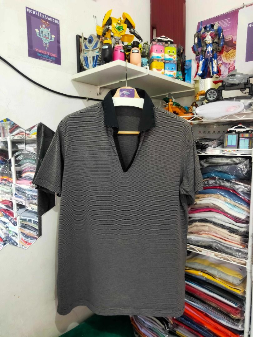 Kaos Polo Uniqlo Abu Abu Garis Garis Hitam, Fesyen Pria, Pakaian , Atasan di Carousell