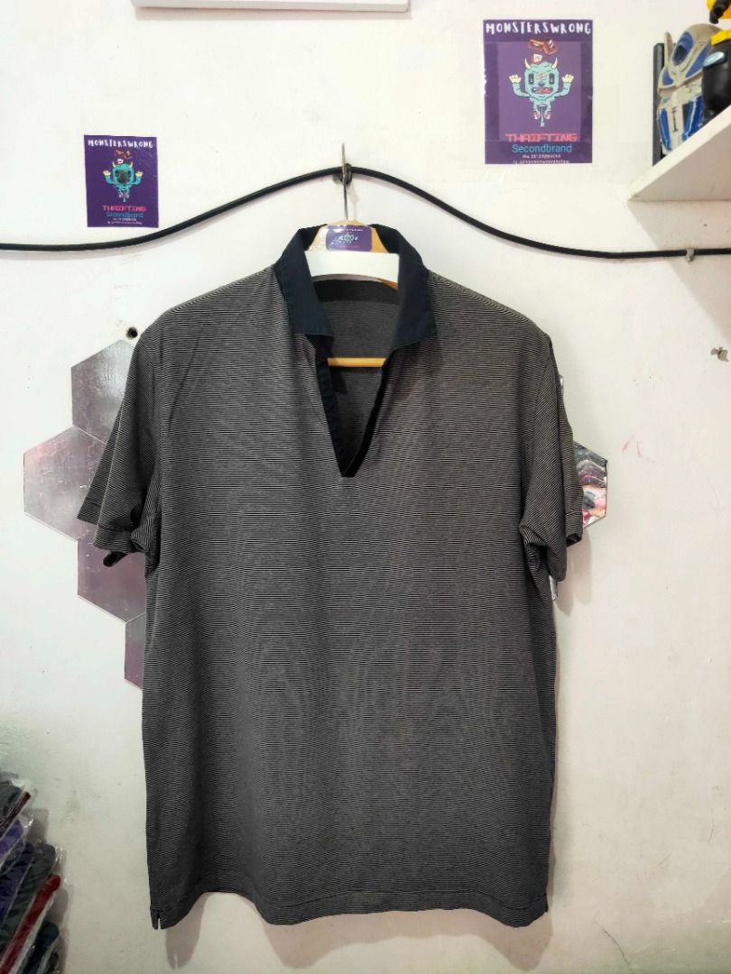 Kaos Polo Uniqlo Abu Abu Garis Garis Hitam, Fesyen Pria, Pakaian , Atasan di Carousell