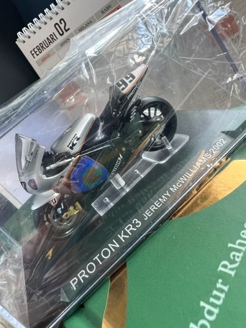 PROTON KR3 JEREMY McWILLIAMS 2002 MotoGP 1:24 SCALE (KENNY ROBERTS TEAM ...