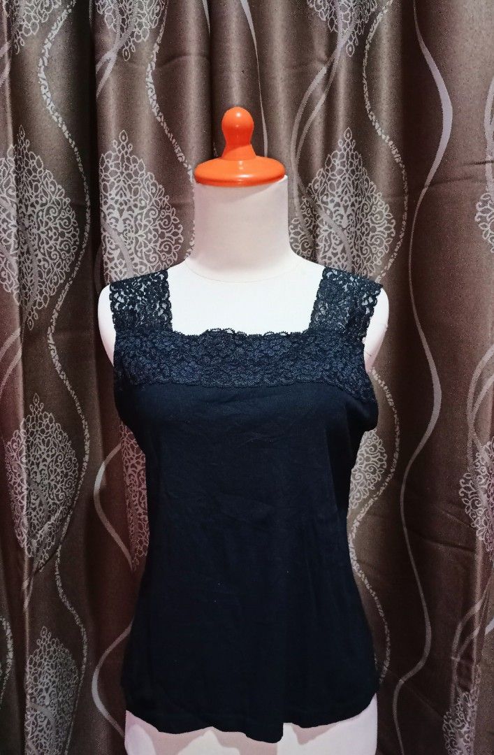 Tangtop hitam, Fesyen Wanita, Pakaian Wanita, Atasan di Carousell
