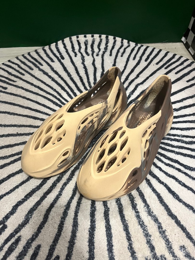 Yeezy Foam Runner Clay, Men's Fashion, Footwear, Casual Shoes on Carousell