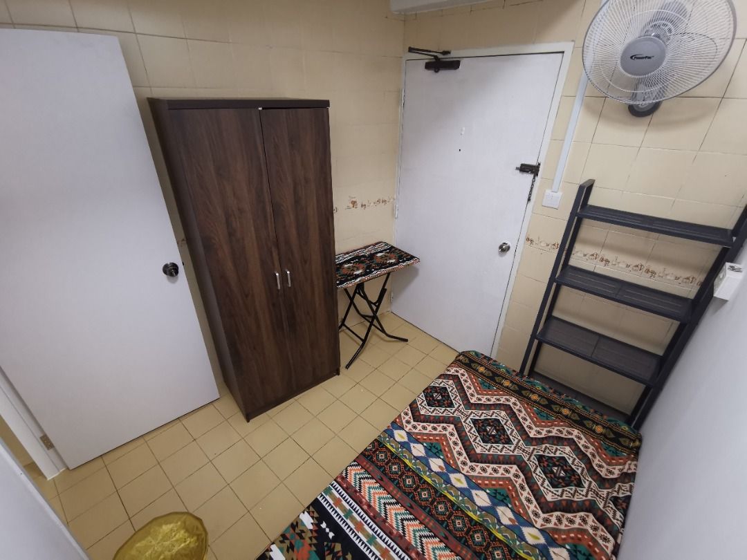 CLEMENTI PARK / NEAR TRADEHUB 21 / SHUTTLE SERVICE TO CLEMENTI MRT ...