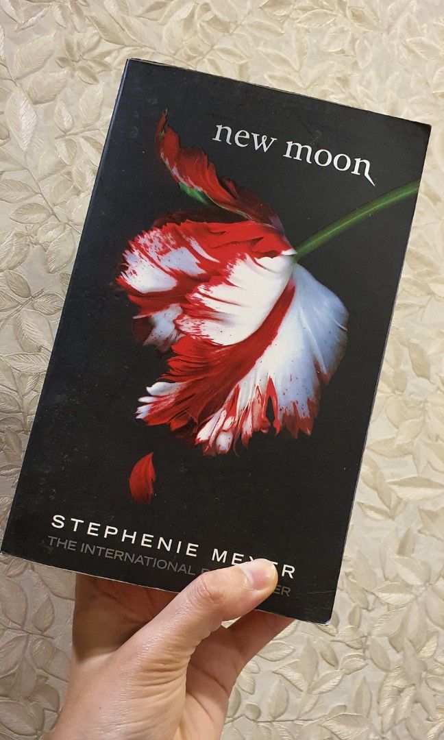 New Moon by Stephenie Meyer, Hobbies & Toys, Books & Magazines ...