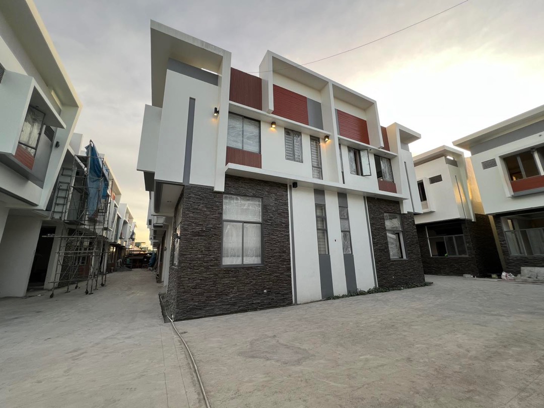 RFO 3-bedroom 2 storey townhouse in Project 8 QC with 24/7 guard ...