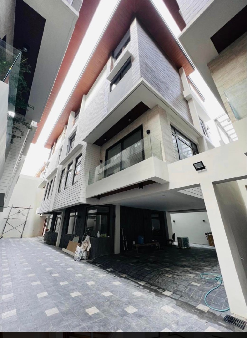 Ready for occupancy Single detached house in New Manila with 24/7 guard ...