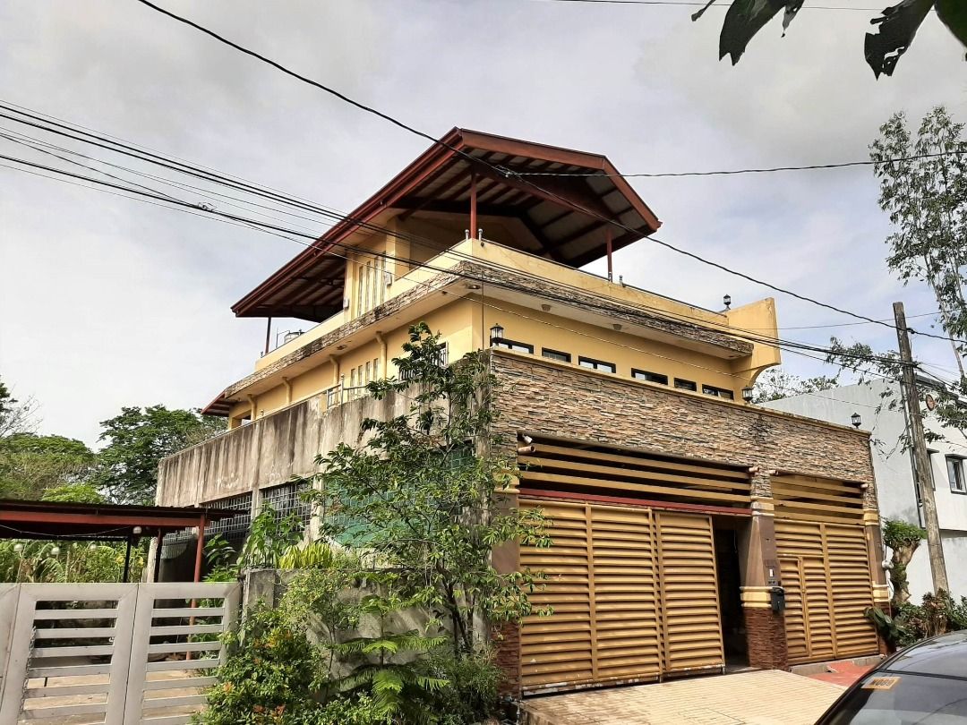 THREE STOREY 4 BEDROOMS 8 CAR GARAGE HOUSE & LOT INSIDE AN EXECUTIVE ...