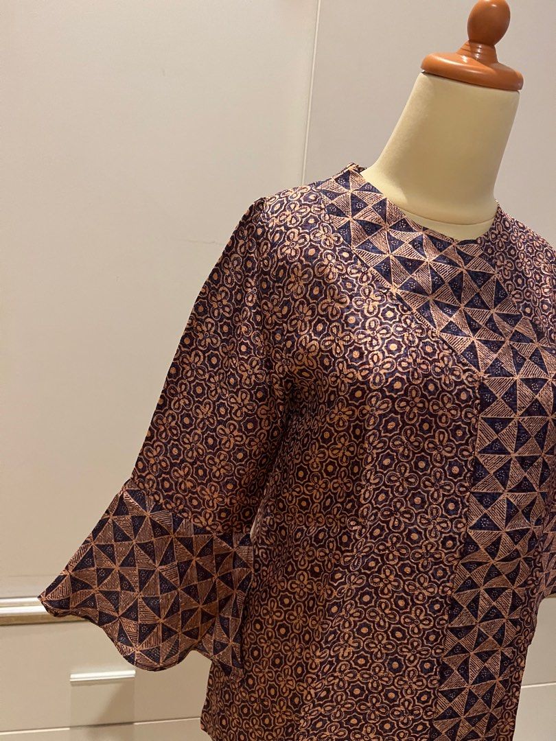 EXCLUSIVE BATIK by Parang Kencana, Fesyen Wanita, Pakaian Wanita, Atasan di Carousell