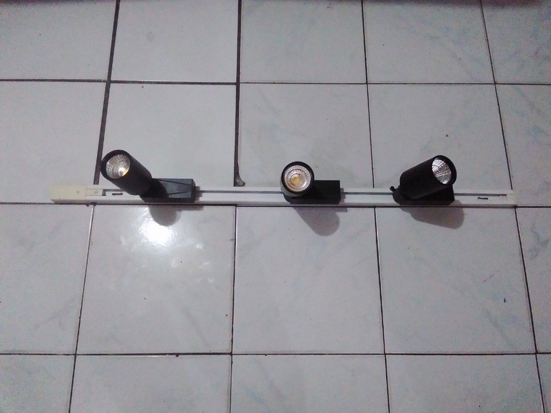 Lampu sorot rel krisbow 1 meter 3 lampu @10 watt, Jasa, Jasa Servis ... Lampu sorot rel krisbow 1 meter 3 lampu @10 watt, Jasa, Jasa Servis ...