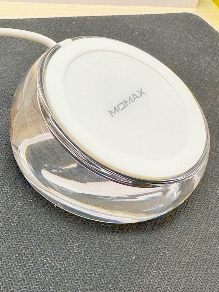 Momax Q.Dock Crystal 10W 無綫快充/ 無線充電器, 手提電話, 電話及其他裝置配件, 充電器及電線 - Carousell