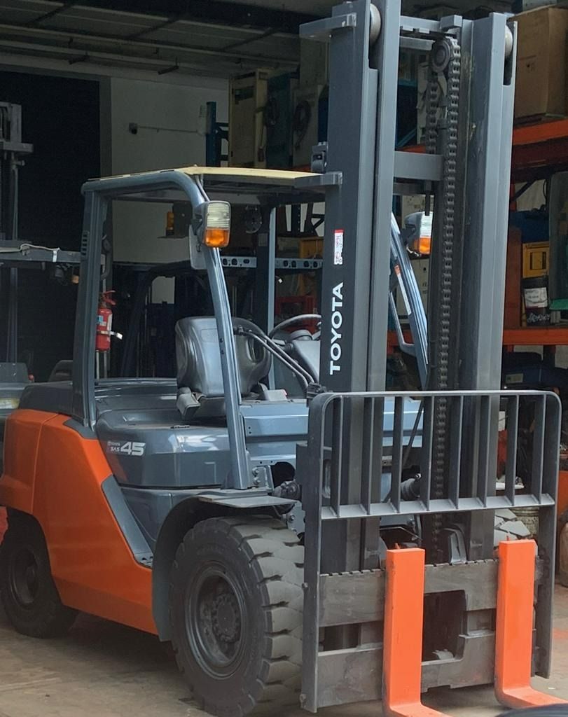 Toyota Diesel Forklift 8FD45, Cars, Other Vehicles on Carousell