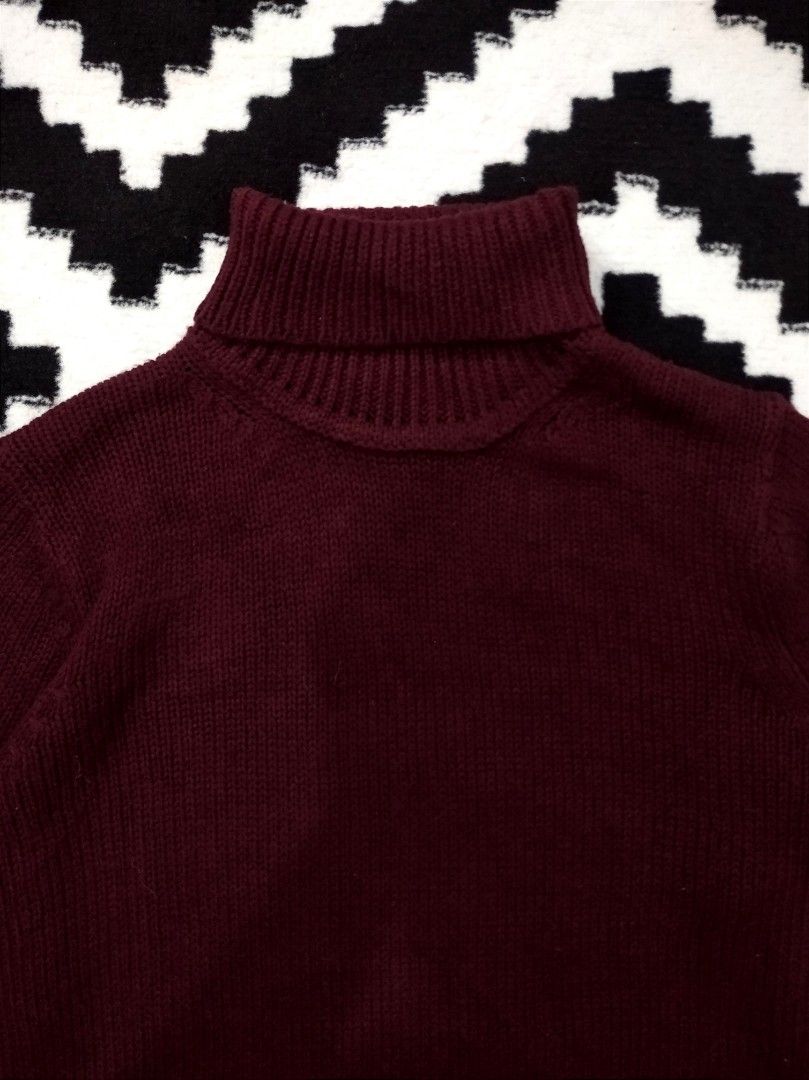 UNIQLO ROLL/TURTLENECK, Fesyen Pria, Pakaian , Atasan di Carousell