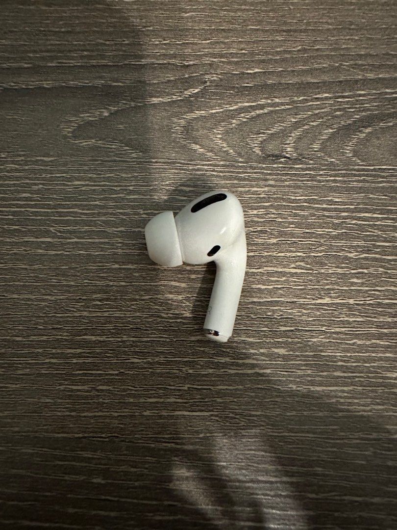 Airpod pro gen 1 right side only (Authentic Apple), Audio, Earphones on ...