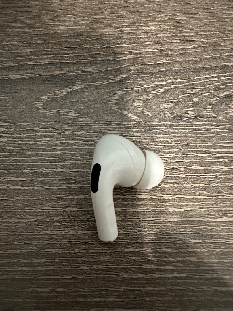 Airpod pro gen 1 right side only (Authentic Apple), Audio, Earphones on ...
