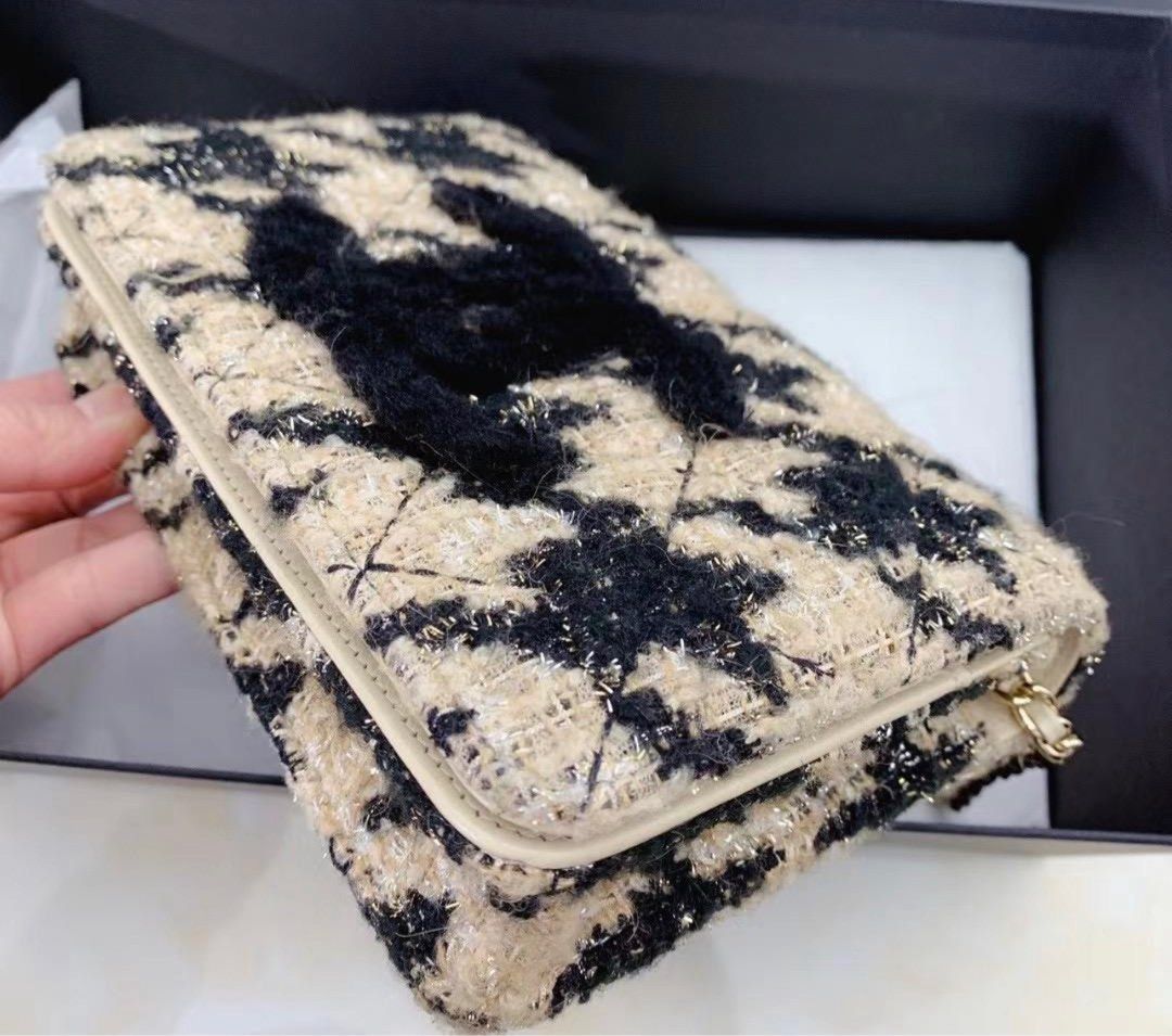 Chanel houndstooth tweed woc 19K, Luxury, Bags & Wallets on Carousell