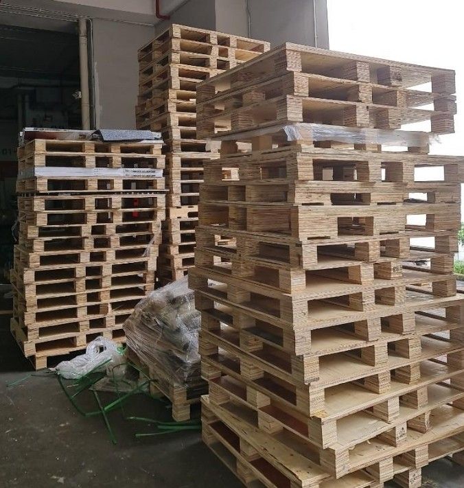 FREE!! Single size wooden pallet, Furniture & Home Living, Home ...