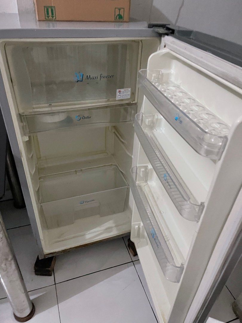 refigerator KULKAS 1 daun pintu Glacio toshiba, Kitchen & Appliances di Carousell