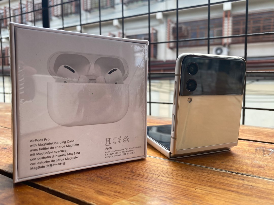 Samsung Z Flip 3 (5g) cream 128gb with Brandnew Airpods Pro, Mobile ...