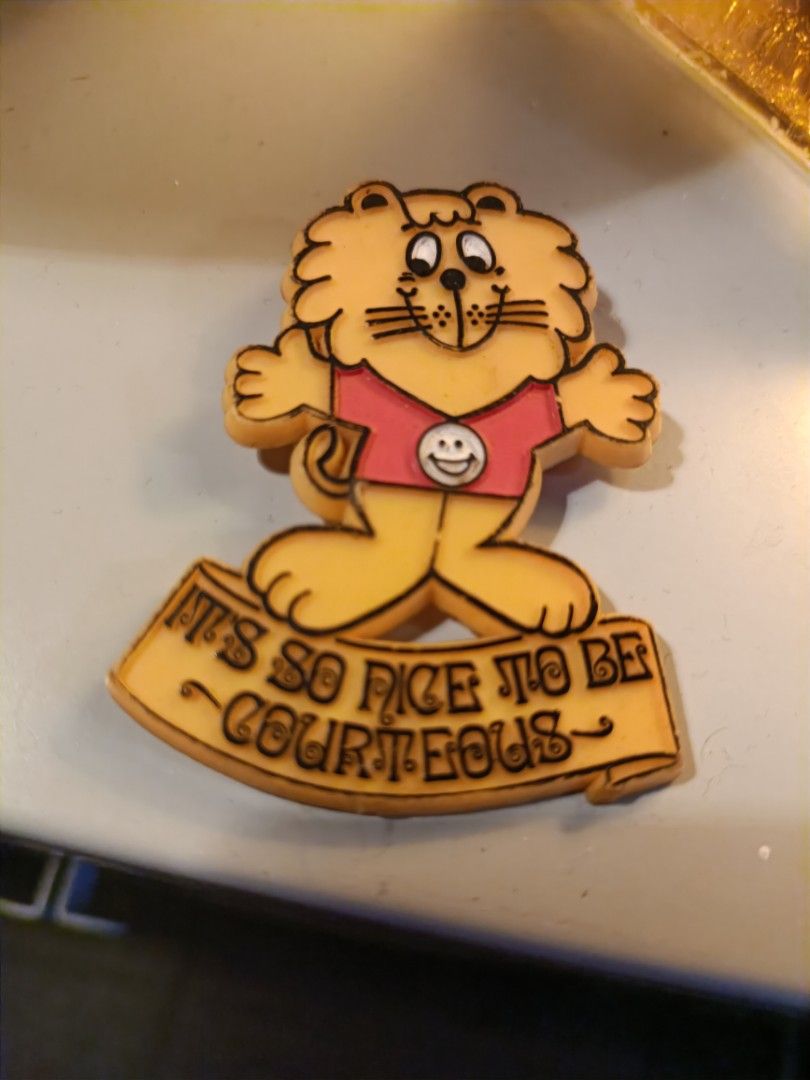 1984 Singa Courtesy Badge, Hobbies & Toys, Memorabilia & Collectibles ...