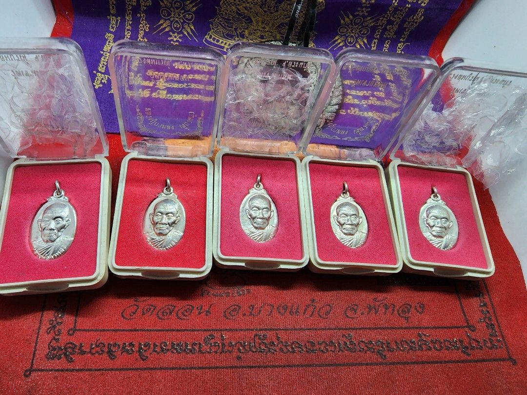 Lp kalong rian with back phra pikanet ( real silver) Lp kalong Wat khao ...
