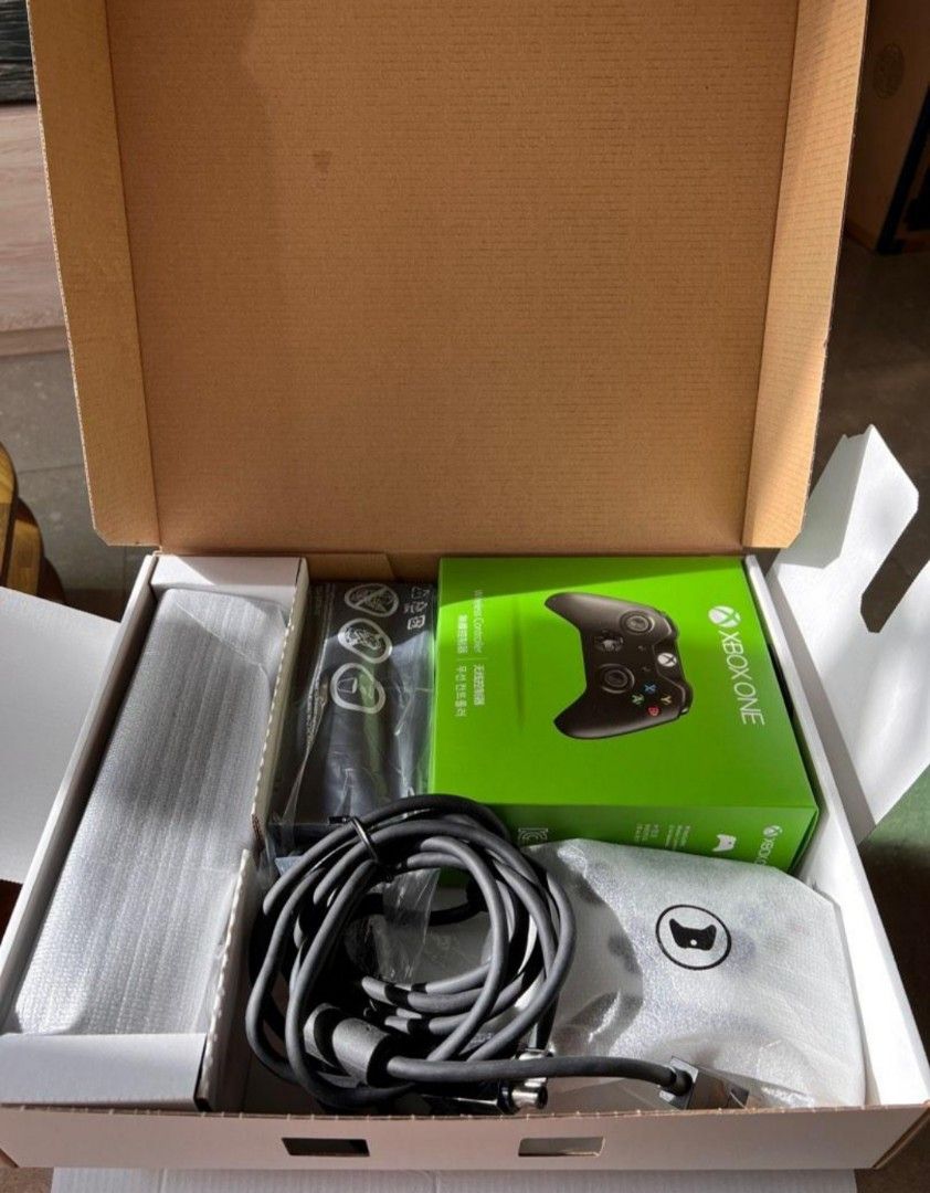 Xbox One Halo + Kinect + 2 controllers + Game, Video Gaming, Video Game ...