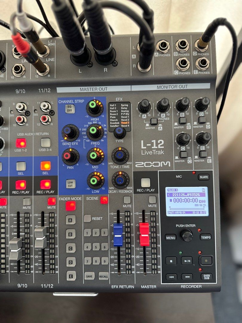 Zoom L-12, Hobbies & Toys, Music & Media, Music Accessories on Carousell