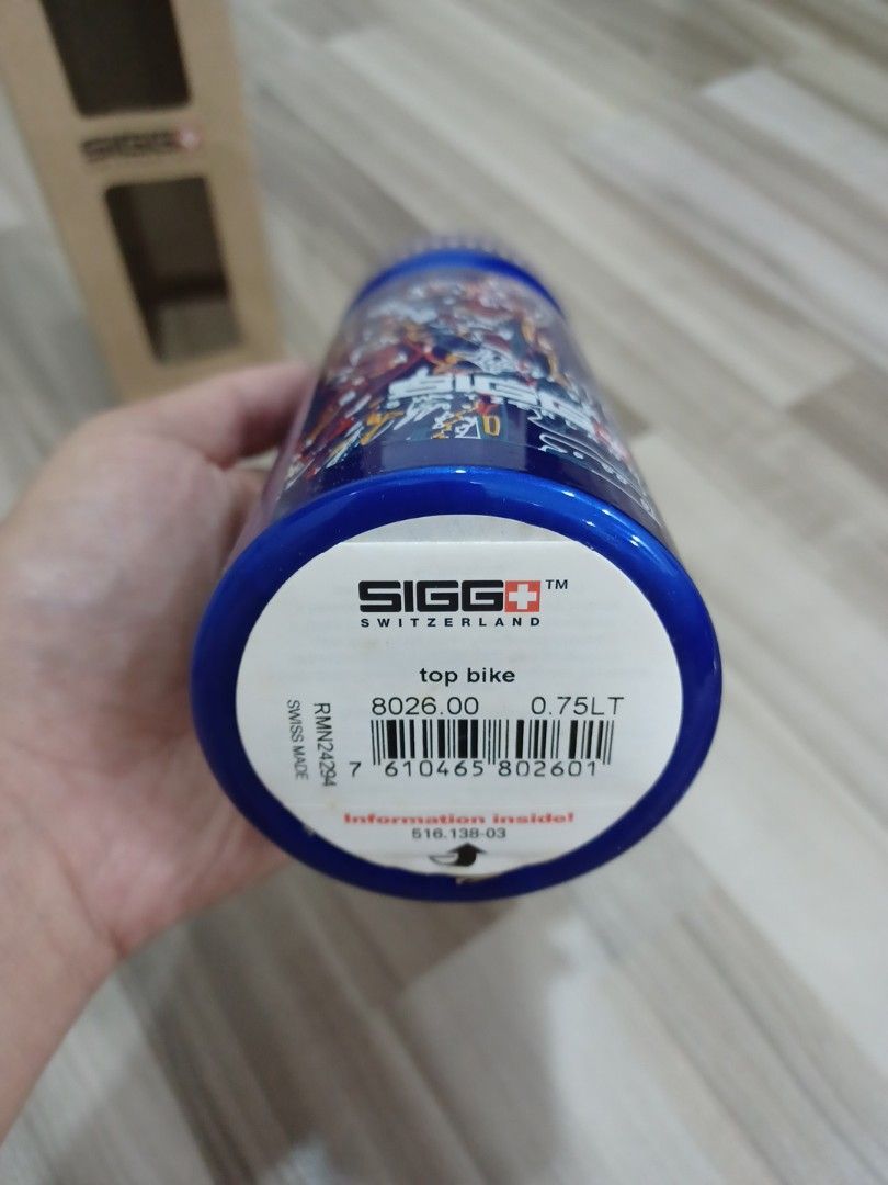 4 x SIGG Switzerland 0.75 litre metallic water bottle, Furniture & Home ...