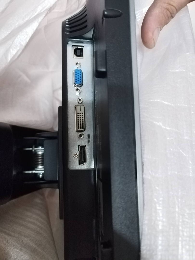 HP Monitor HSTND-3891-W (E190i), Computers & Tech, Desktops on Carousell