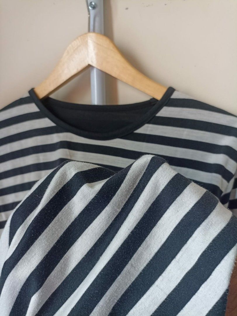 Kaos Stripe Lengan Panjang, Fesyen Pria, Pakaian , Atasan di Carousell