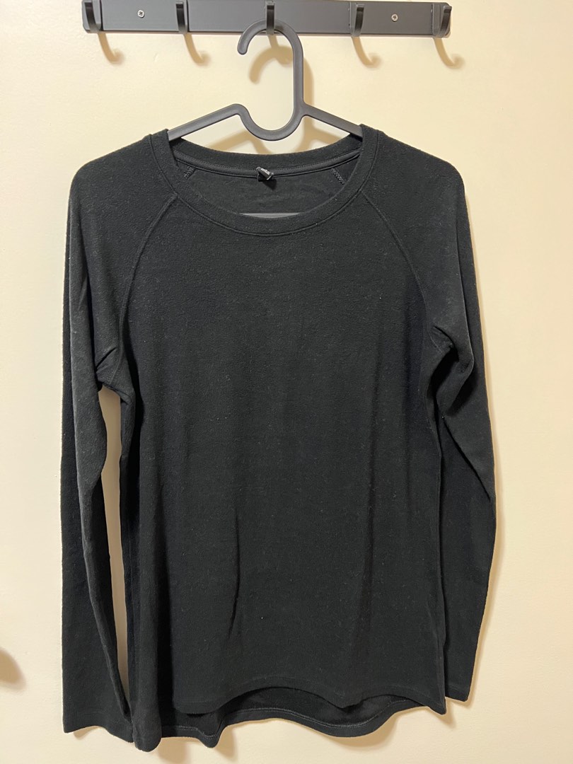 Uniqlo heat tech, Women's Fashion, Tops, Longsleeves on Carousell