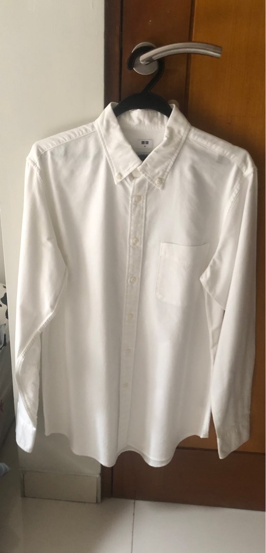 Uniqlo kemeja putih, Fesyen Pria, Pakaian , Atasan di Carousell