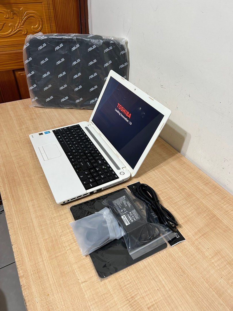 White Toshiba 4th Gen Quad Core laptop, 電腦及科技產品, 桌上電腦或筆記型電腦在旋轉拍賣