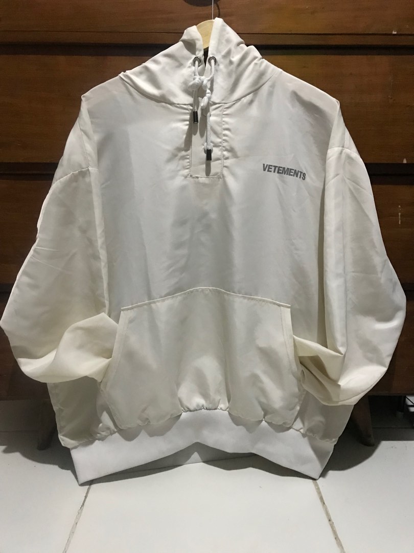 Winbreaker Vetements Reflective, Fesyen Pria, Pakaian , Baju Luaran di Carousell