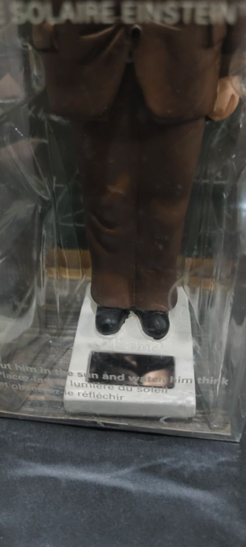 Albert Einstein Solar Energy Powered Waving Statue, Hobbies & Toys, Memorabilia & Collectibles ...