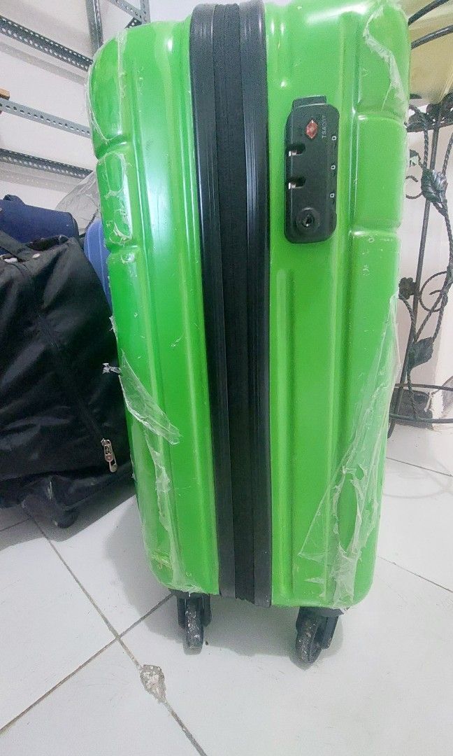 Koper Passport 20 inch, Barang Mewah, Tas & Dompet di Carousell