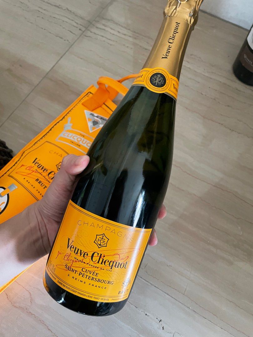 Veuve Clicquot Champagne Yellow Label Brut, Food & Drinks, Alcoholic ...