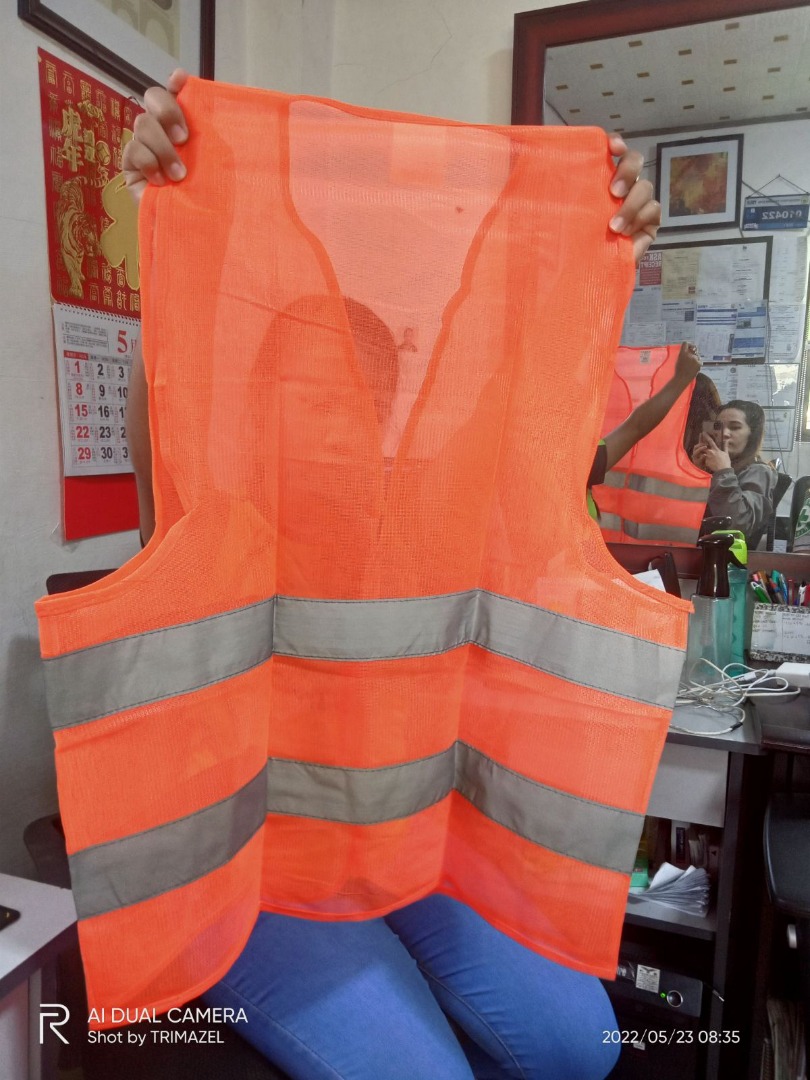 chaleco safety vest, Commercial & Industrial, Construction & Building Materials on Carousell
