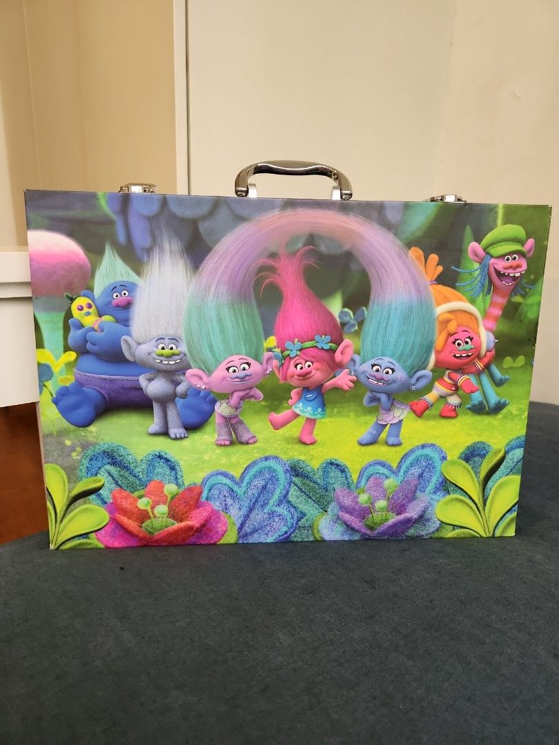 Crayola Trolls Art Inspiration Suitcase, Hobbies & Toys, Stationery ...
