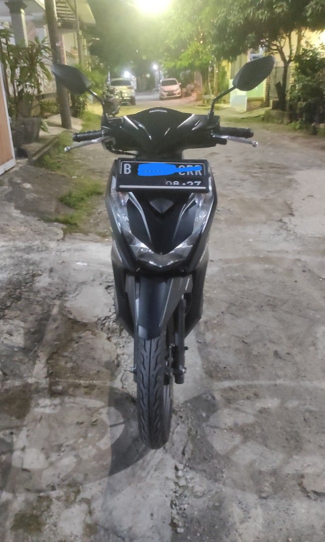 Honda Beat Deluxe warna hitam tahun 2022, Motor di Carousell