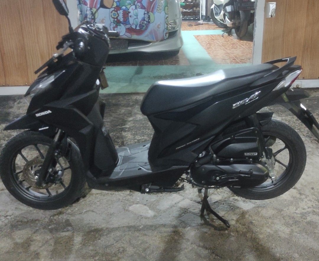 Honda Beat Deluxe warna hitam tahun 2022, Motor di Carousell