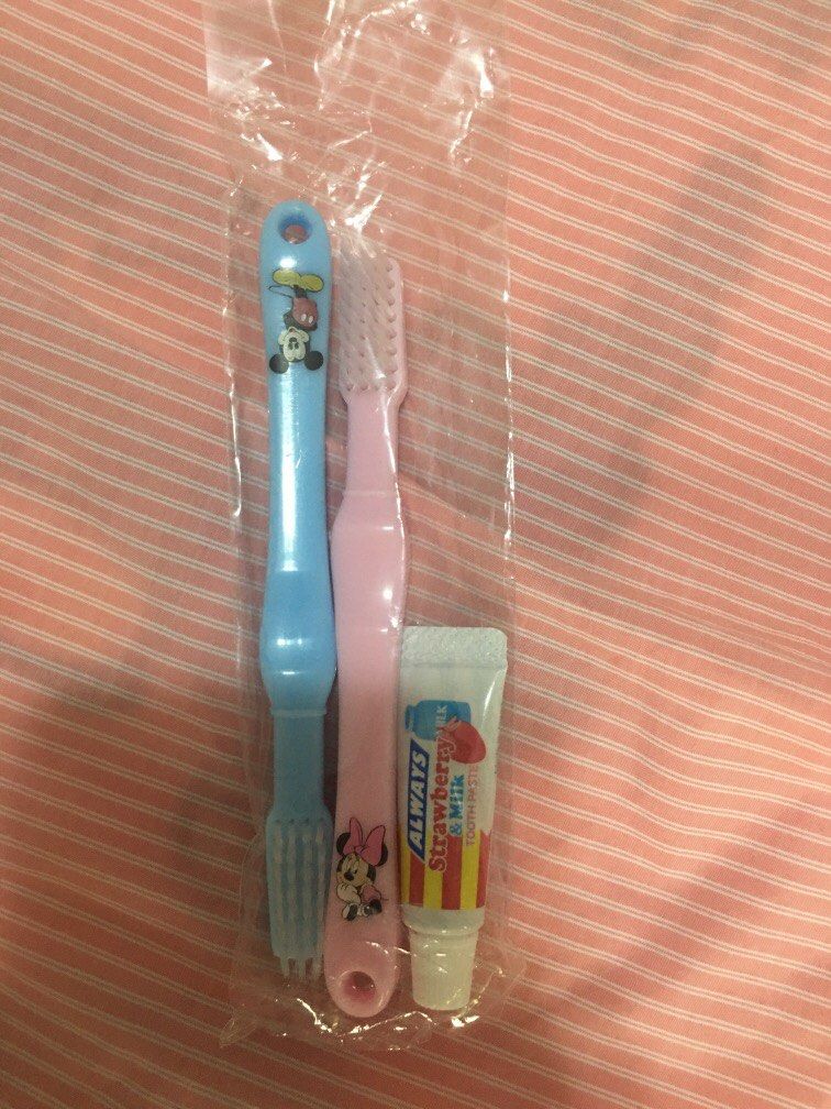 Mickey / Minnie teeth brush, 兒童＆孕婦用品, 洗澡及換尿片, 洗澡及換尿片 - 浴盆及相關設備 - Carousell
