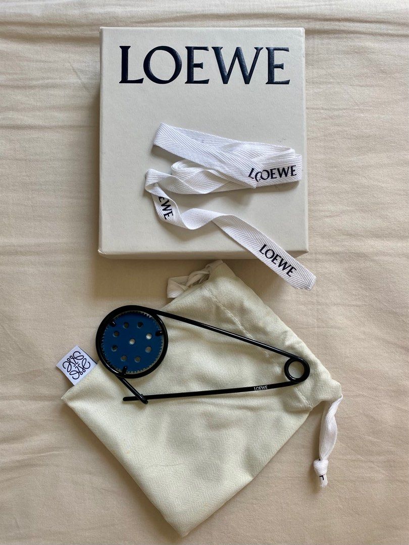 Oversized Pin - LOEWE (by JW Anderson), 女裝, 手錶及配件, 其他飾物 - Carousell