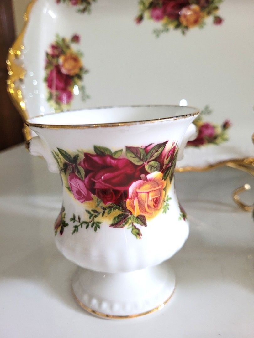 Royal Albert small vase, Hobbies & Toys, Memorabilia & Collectibles ...