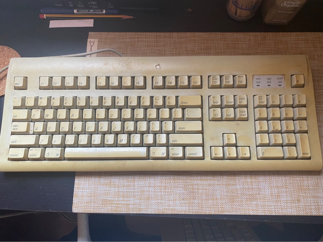 Vintage apple design keyboard, 電腦＆科技, 電腦周邊及配件, 電腦鍵盤及相關產品 - Carousell