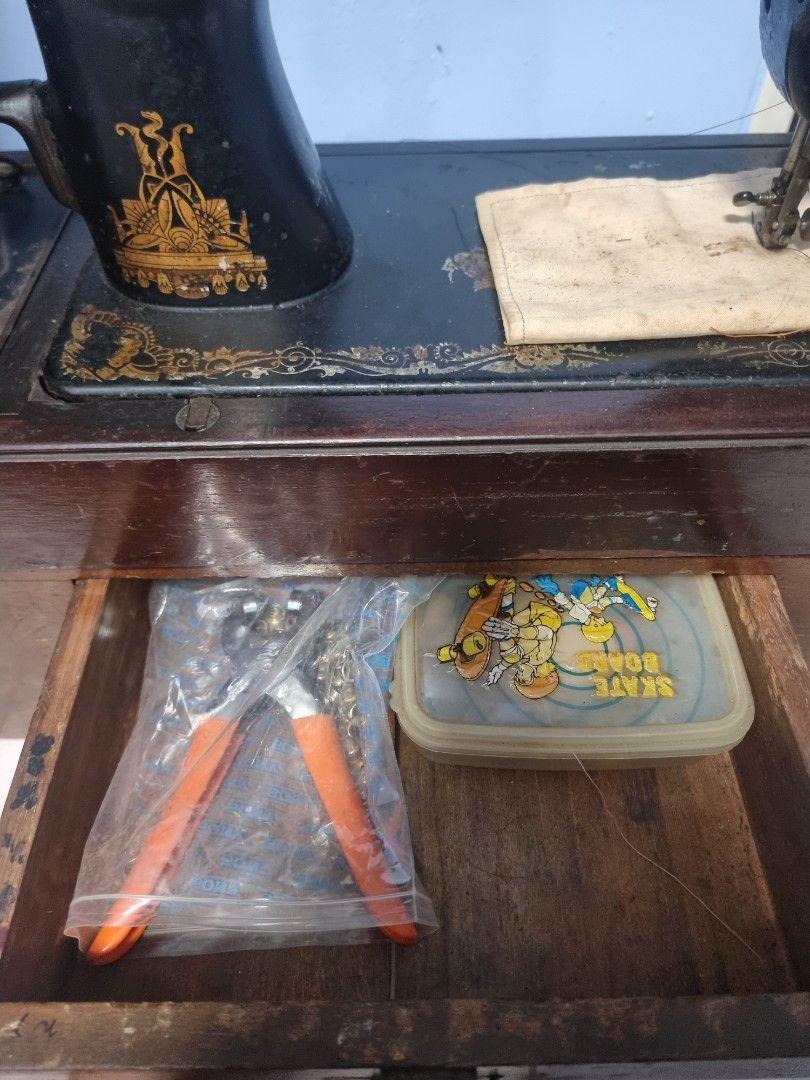 antique singa sewing machine, Hobbies & Toys, Memorabilia ...
