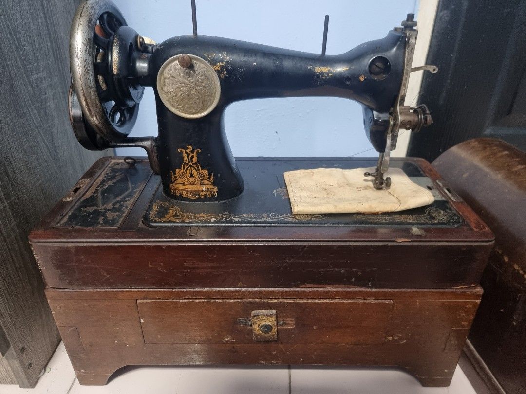 antique singa sewing machine, Hobbies & Toys, Memorabilia ...