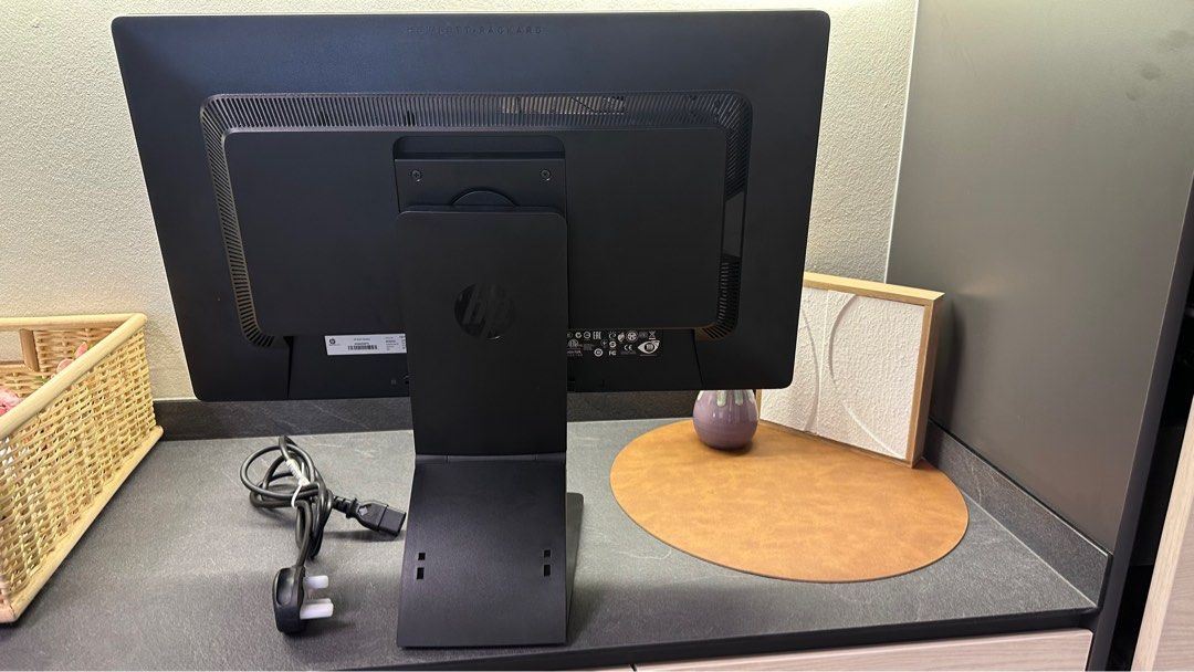 HP EliteDisplay E201 Monitor, Computers & Tech, Desktops on Carousell