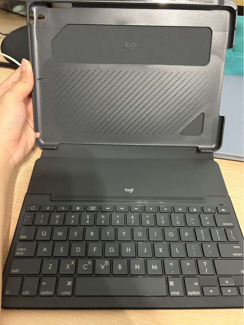 Logitech Slim Folio with Integrated Bluetooth Keyboard for iPad (5th ...