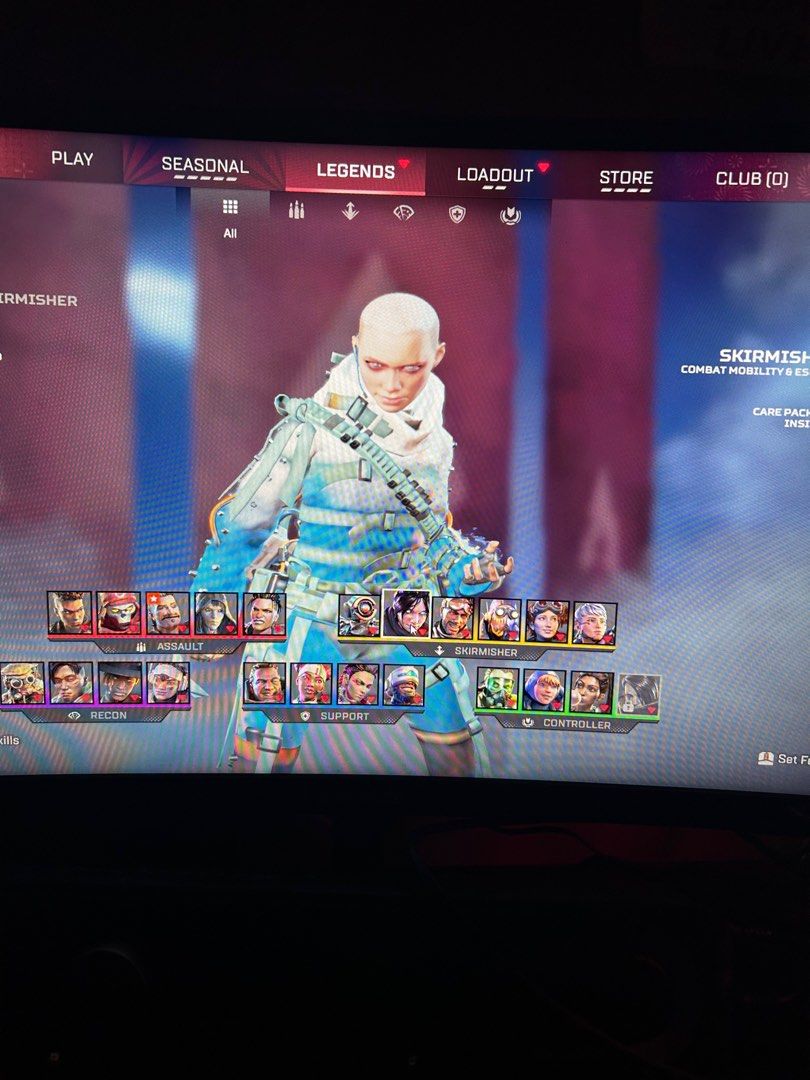 Apex Legends account with Bloodhound heirloom and legendary skins ...