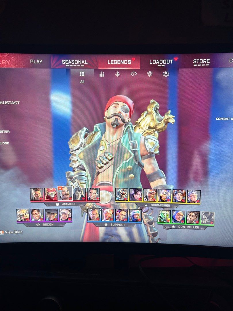 Apex Legends account with Bloodhound heirloom and legendary skins ...